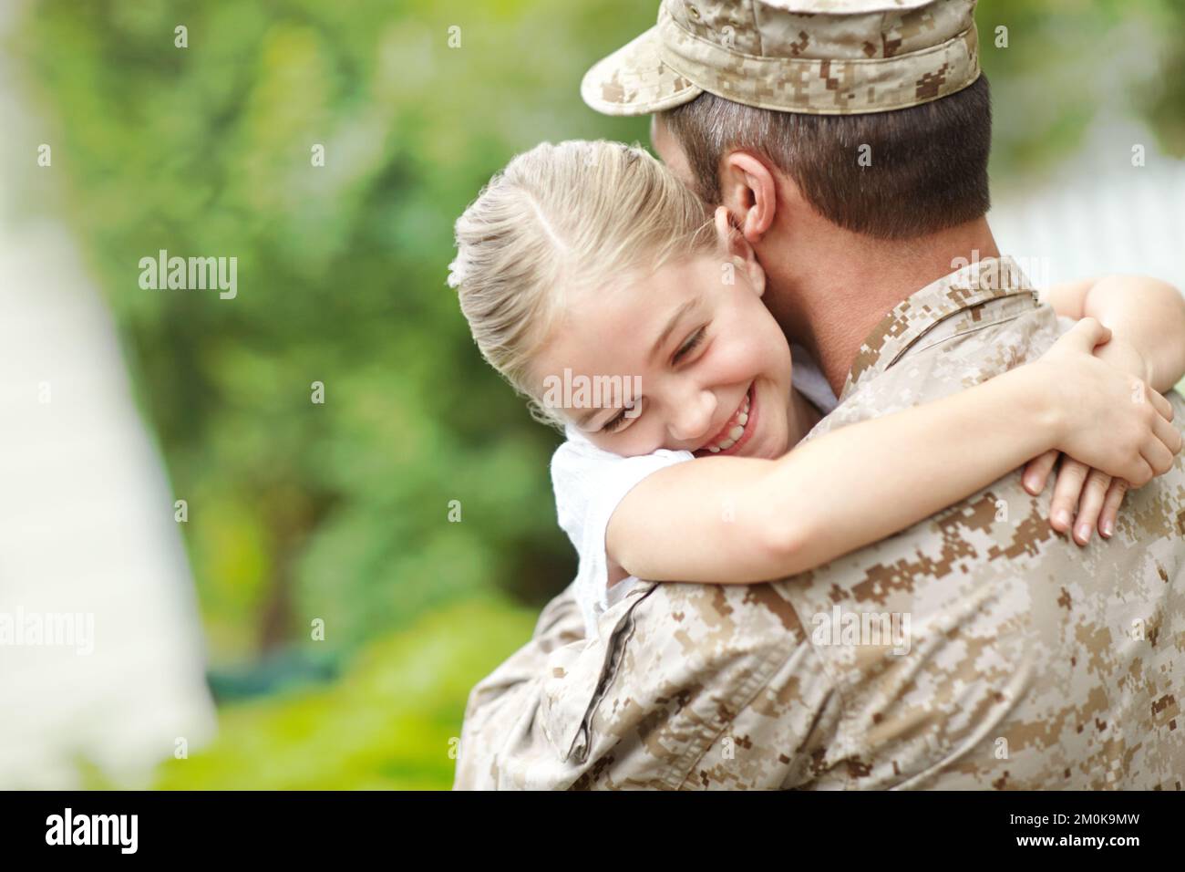 Daddys kleines Mädchen. Ein Vater, der von der Armee zurückgekehrt ist ...