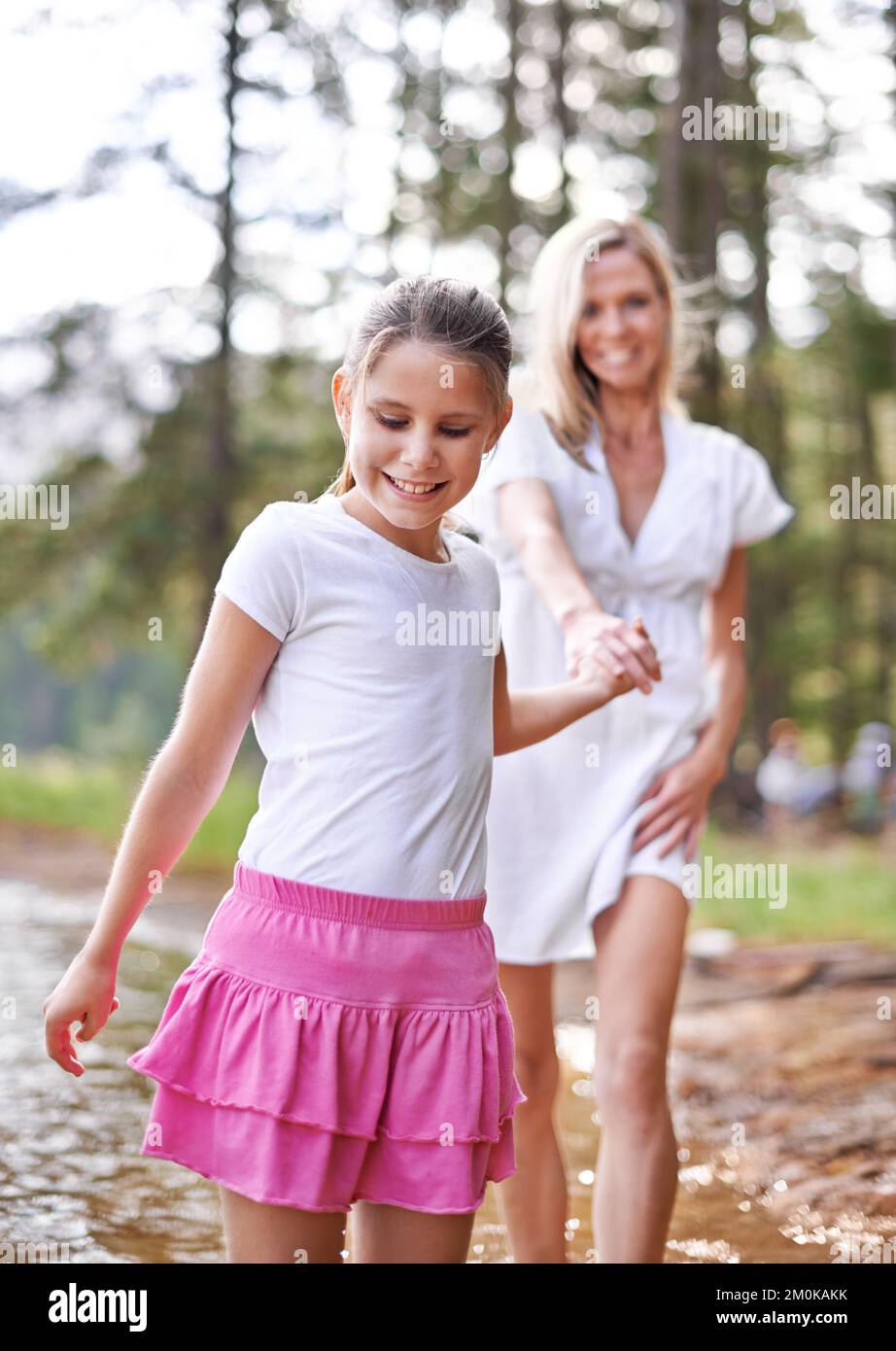 Wir gehen hier lang, mom. Ein süßes kleines Mädchen, das mit ihrer ...