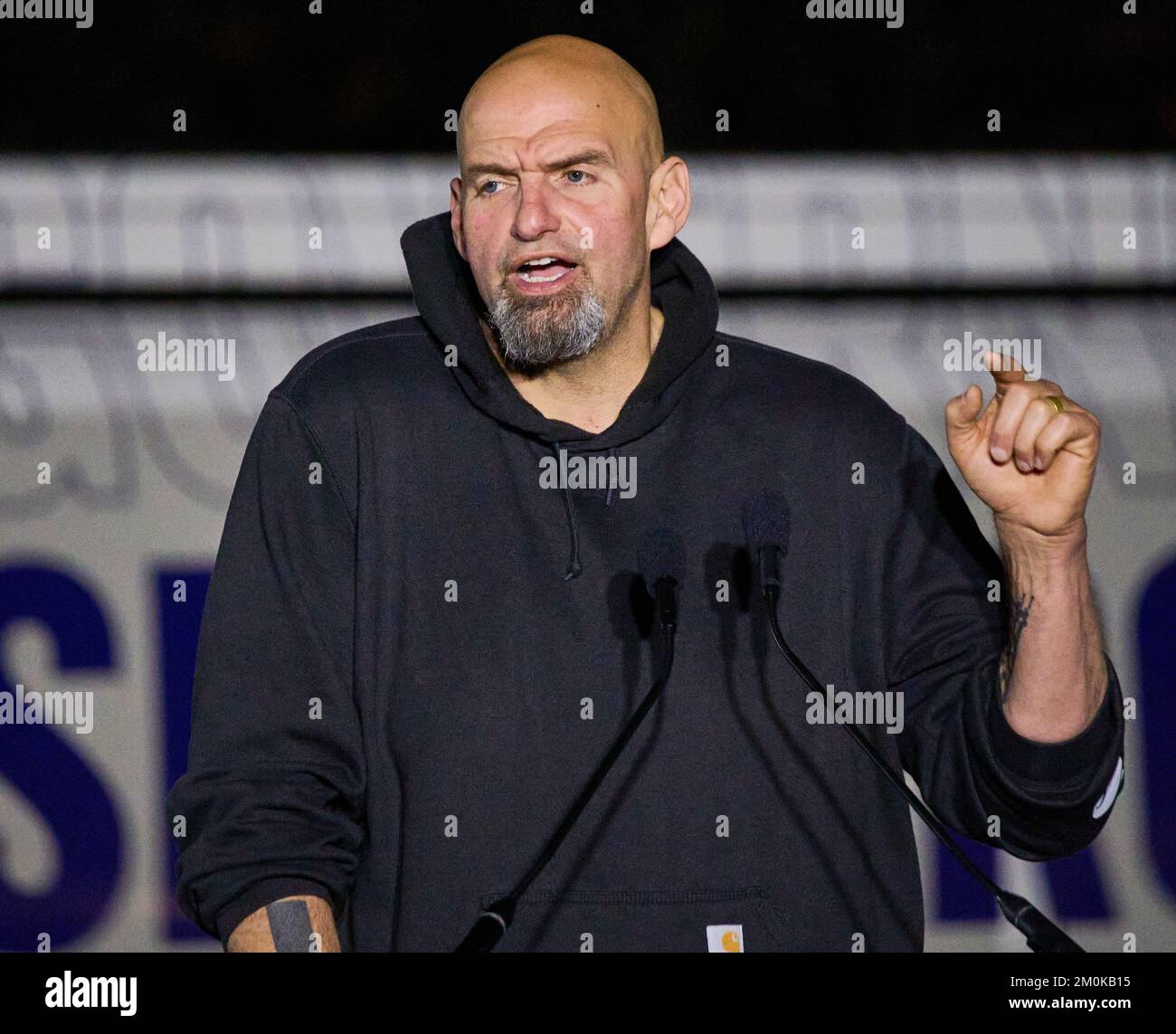 NEWTOWN, Pennsylvania, USA – 06. NOVEMBER 2022: John Fetterman spricht ...