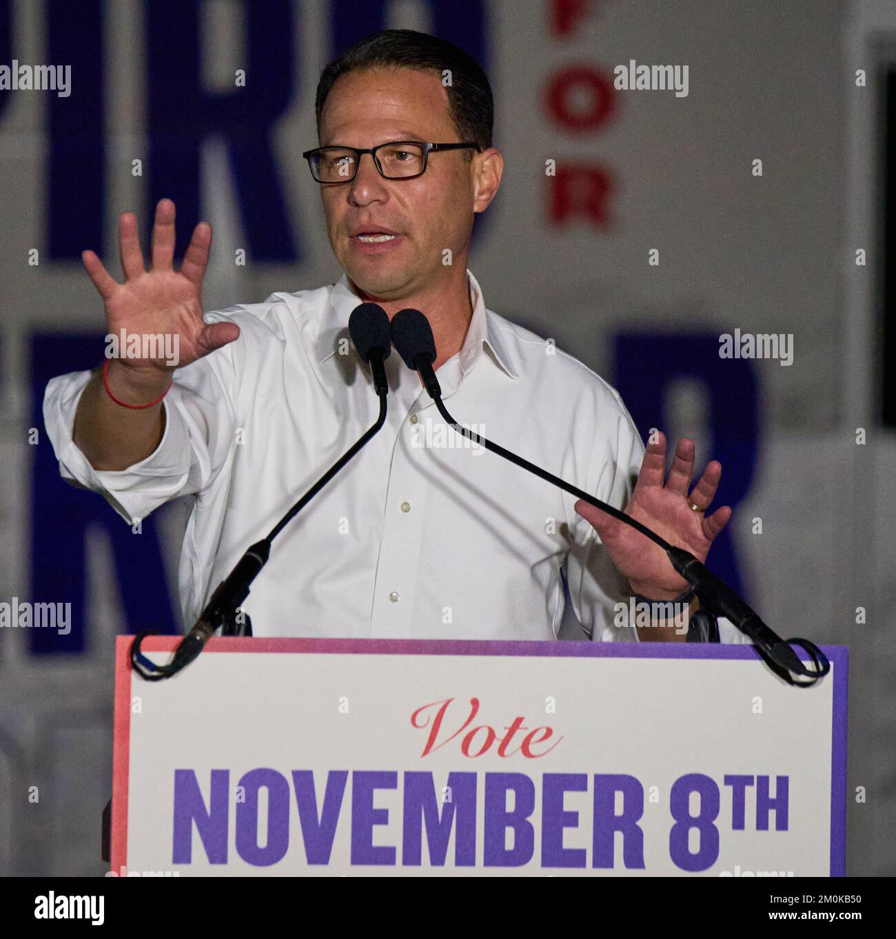 NEWTOWN, Pennsylvania, USA – 06. NOVEMBER 2022: Josh Shapiro spricht ...