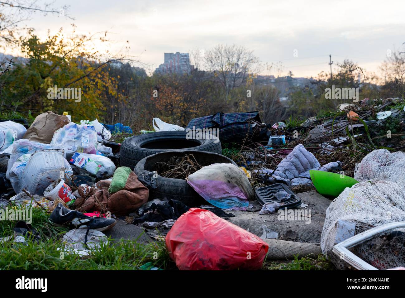 Belgrad, Serbien - 17. November 2022: Müll und Müll auf Mülldeponien ...