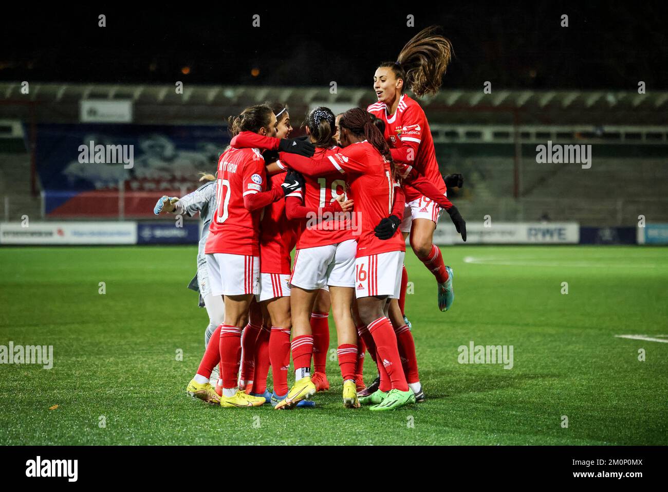 Benfica-Spieler feiern nach dem zweiten Tor ihres Teams während des Fußballspiels der Gruppe D ...