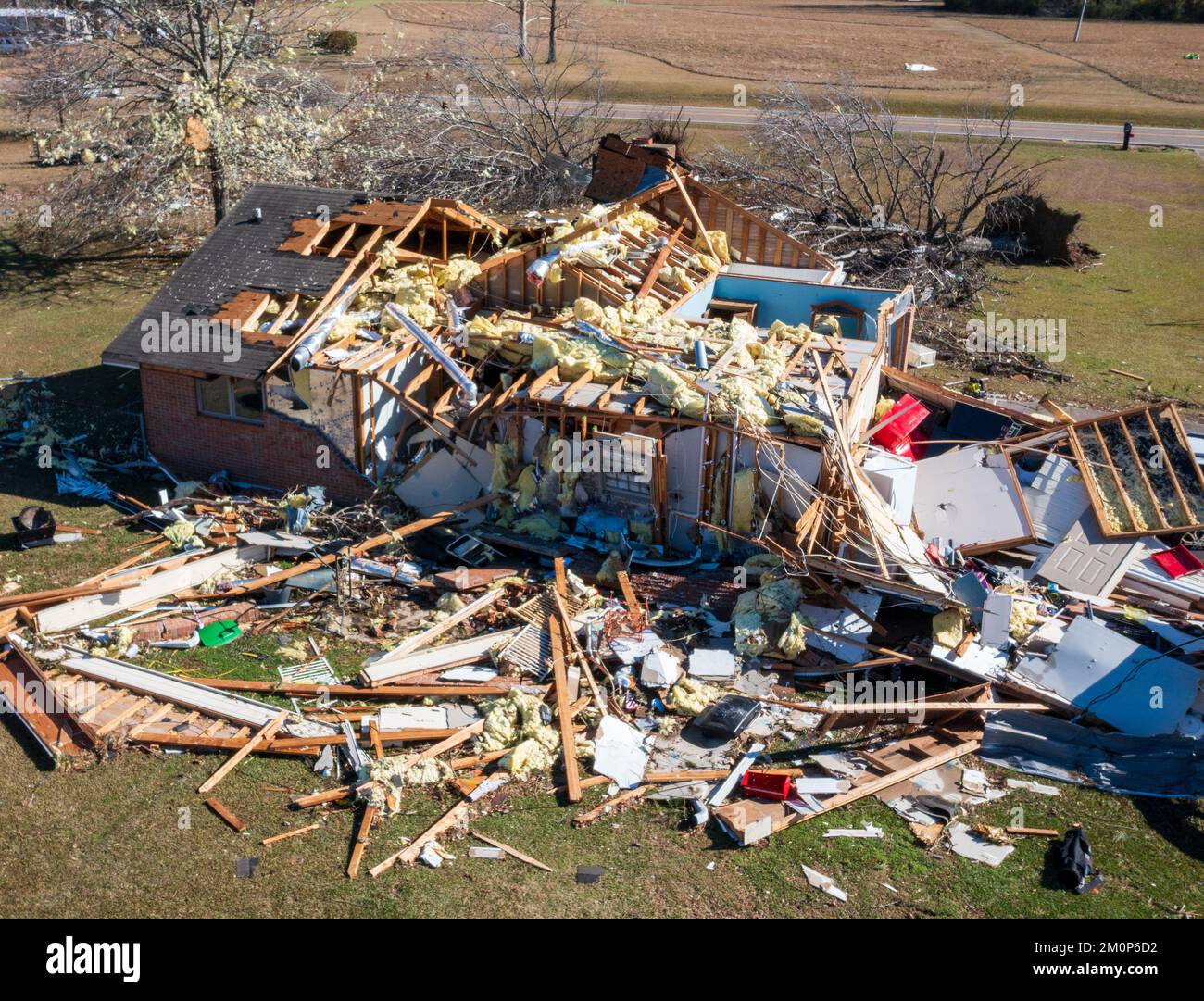 Das Haus wurde durch Tornado und Unwetter zerstört Stockfotografie - Alamy