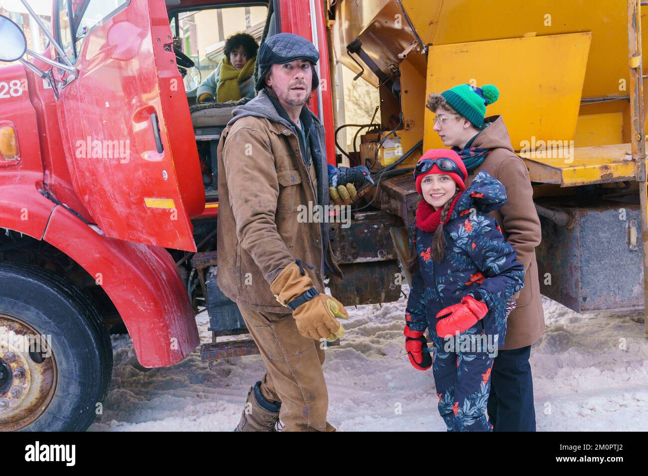 SCHNEETAG, vorn, von links: Dominic Mariche (im Lkw), Jerry Trainor ...