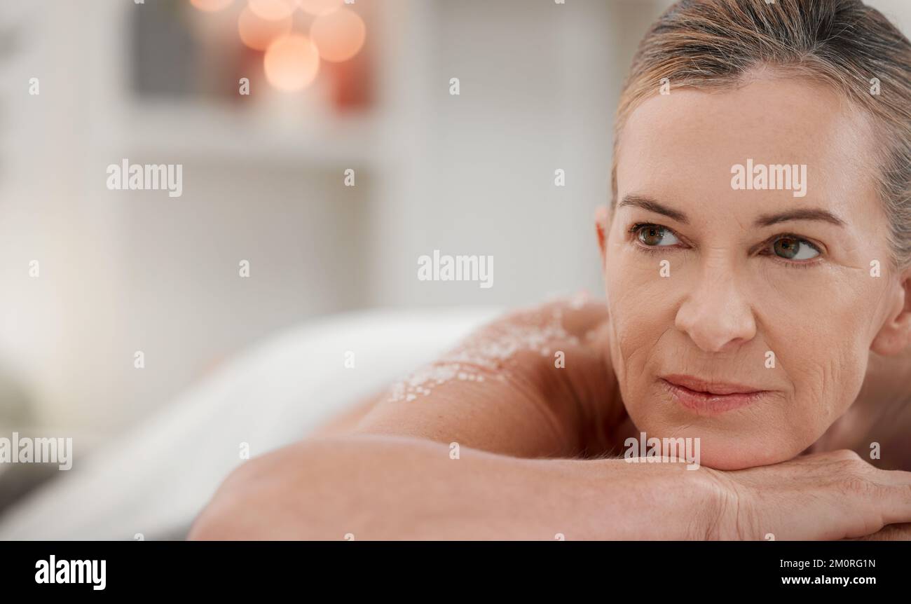 Ein Ort Tiefer Bedenklichkeit Eine Reife Frau Ruht Sich Mit Peeling Salz Auf Dem Rücken In
