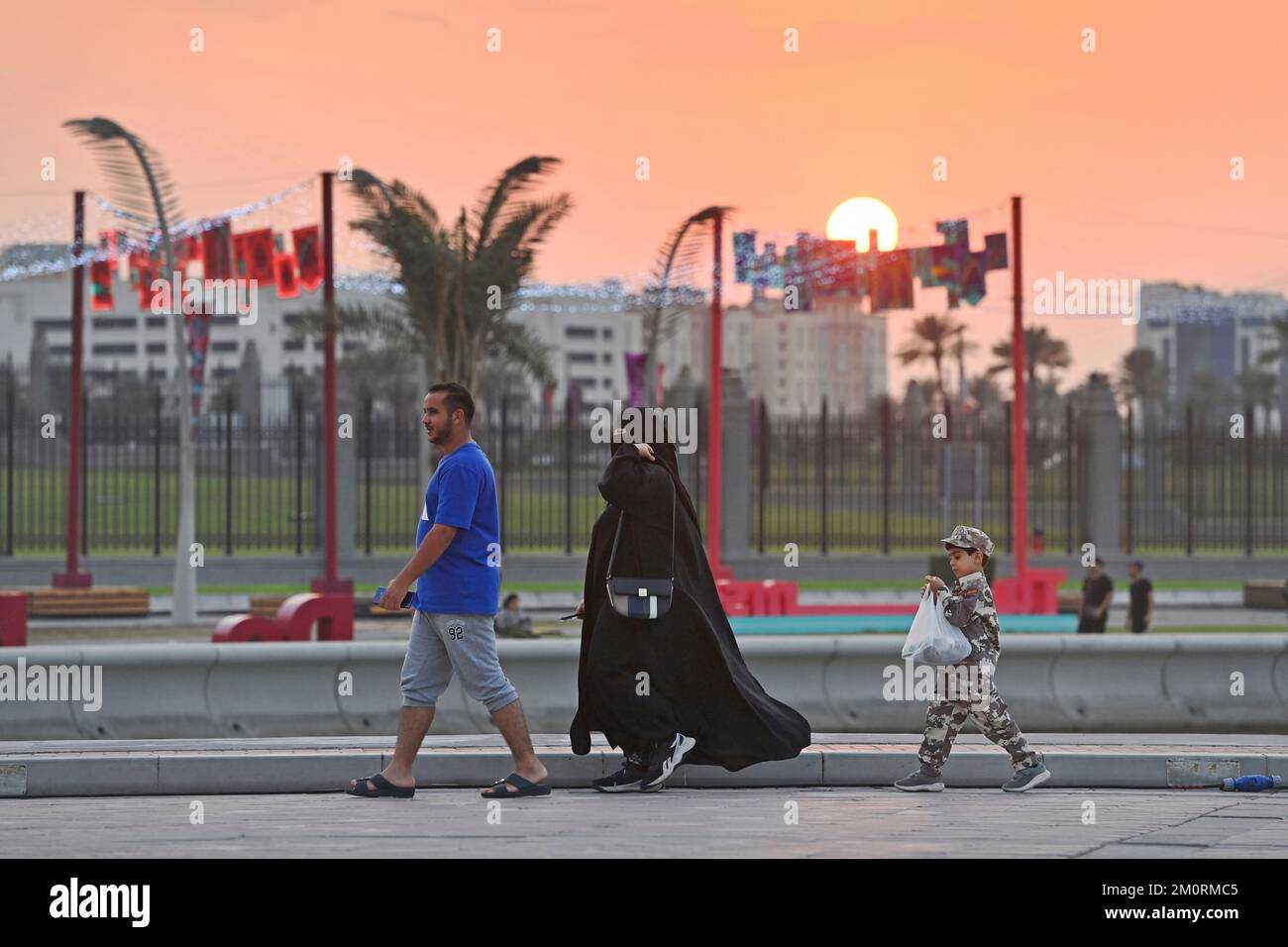 Eindrücke aus Doha/Katar am 7.. Dezember 2022. Arabische Familie, Frau ...