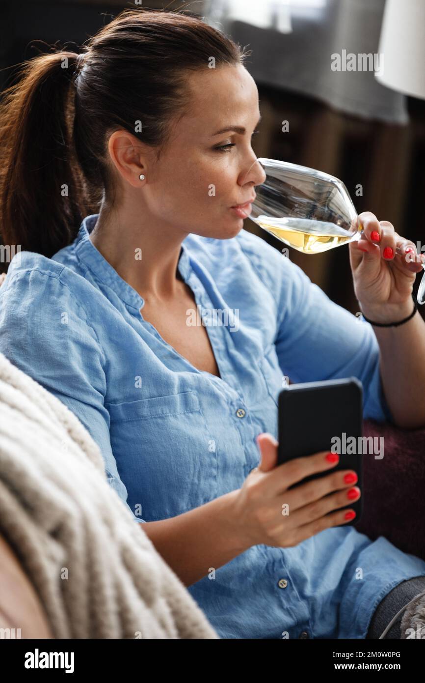 Freizeitkonzept. Glückliche schöne Frau spricht am Telefon und trinkt ...