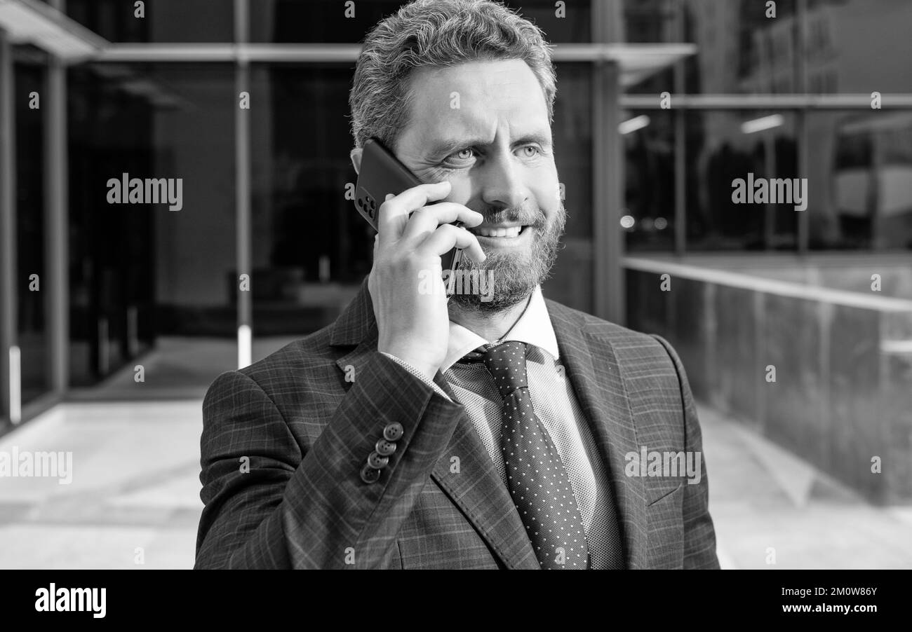 Lächelnde geschäftsmann zelle Schwarzweiß-Stockfotos und -bilder - Alamy