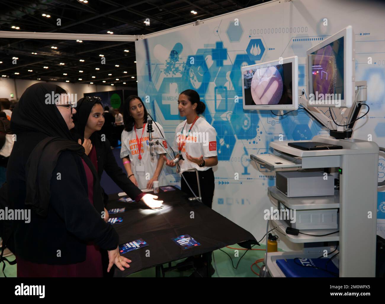 Studenten interagieren mit Mitarbeitern am Stand der King's College London School of Biomedical ...