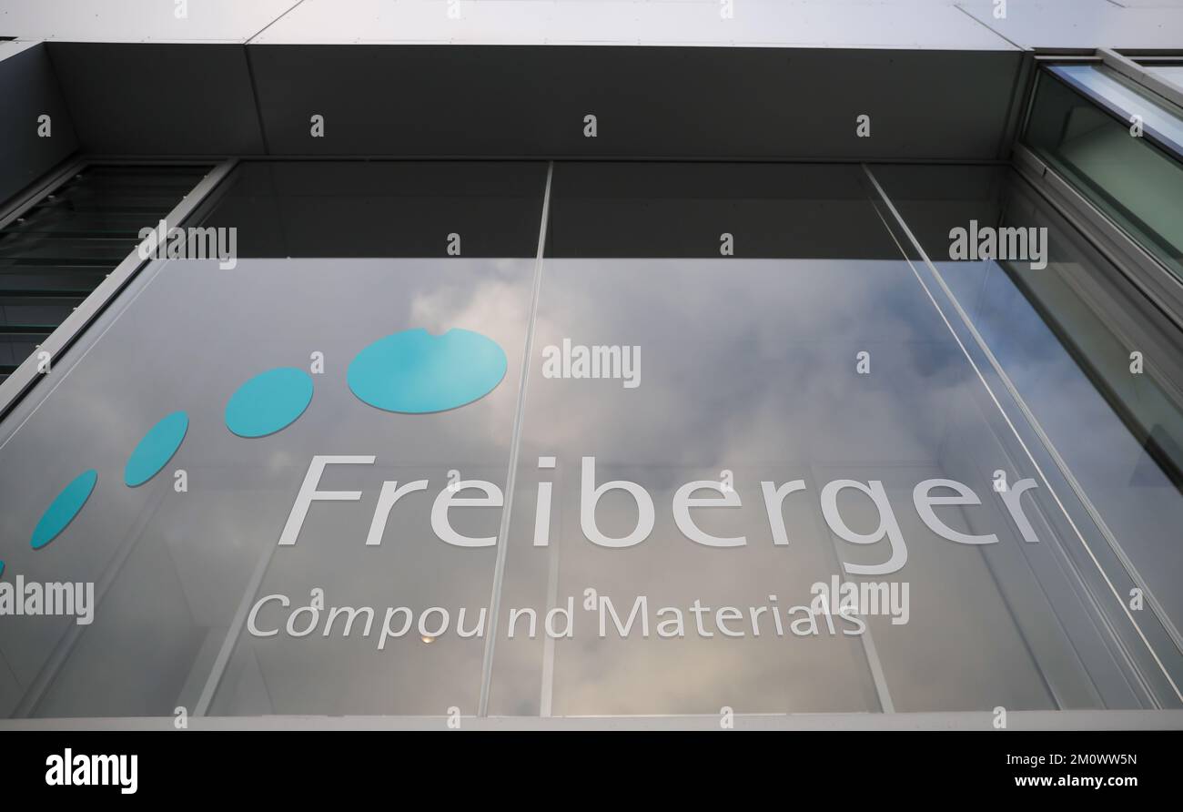 07. Dezember 2022, Sachsen, Freiberg: Das Logo der Freiberger Compound ...