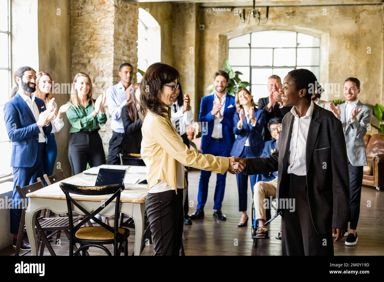 Händeschütteln zwischen zwei Geschäftsfrauen, um sich auf den Übergang ...