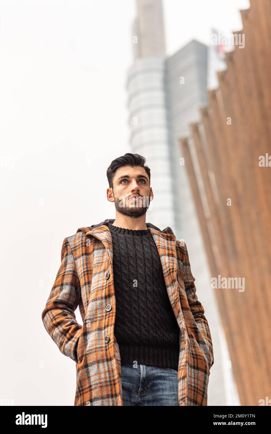 Male models walking -Fotos und -Bildmaterial in hoher Auflösung – Alamy