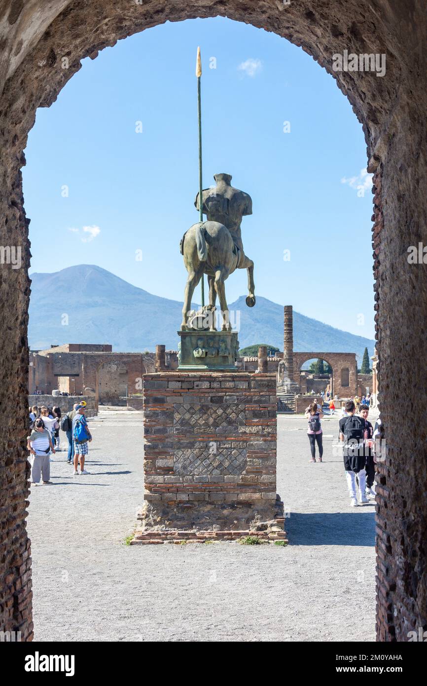 Statue des Zentaurus mit dem Vesuv dahinter, Forum, antike Stadt ...