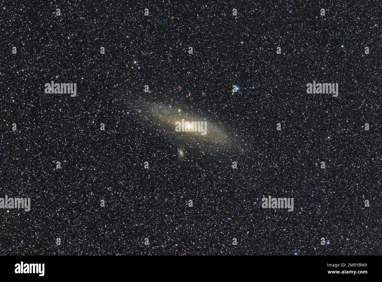 Die Andromeda-Galaxie, auch Messier 31 genannt, und die Satellitengalaxien M32 und M110 ...