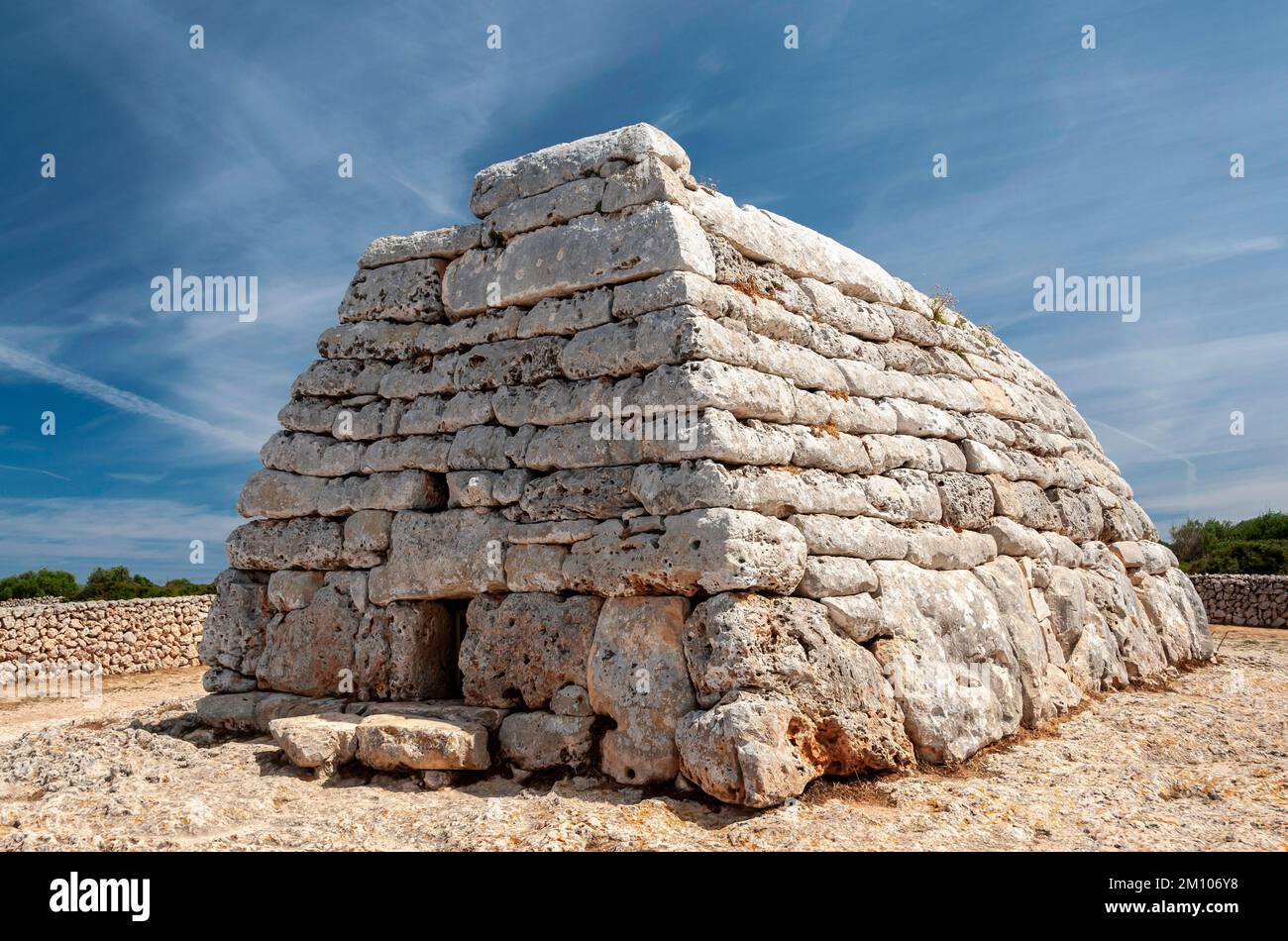 Menorca naveta des tudons -Fotos und -Bildmaterial in hoher Auflösung ...