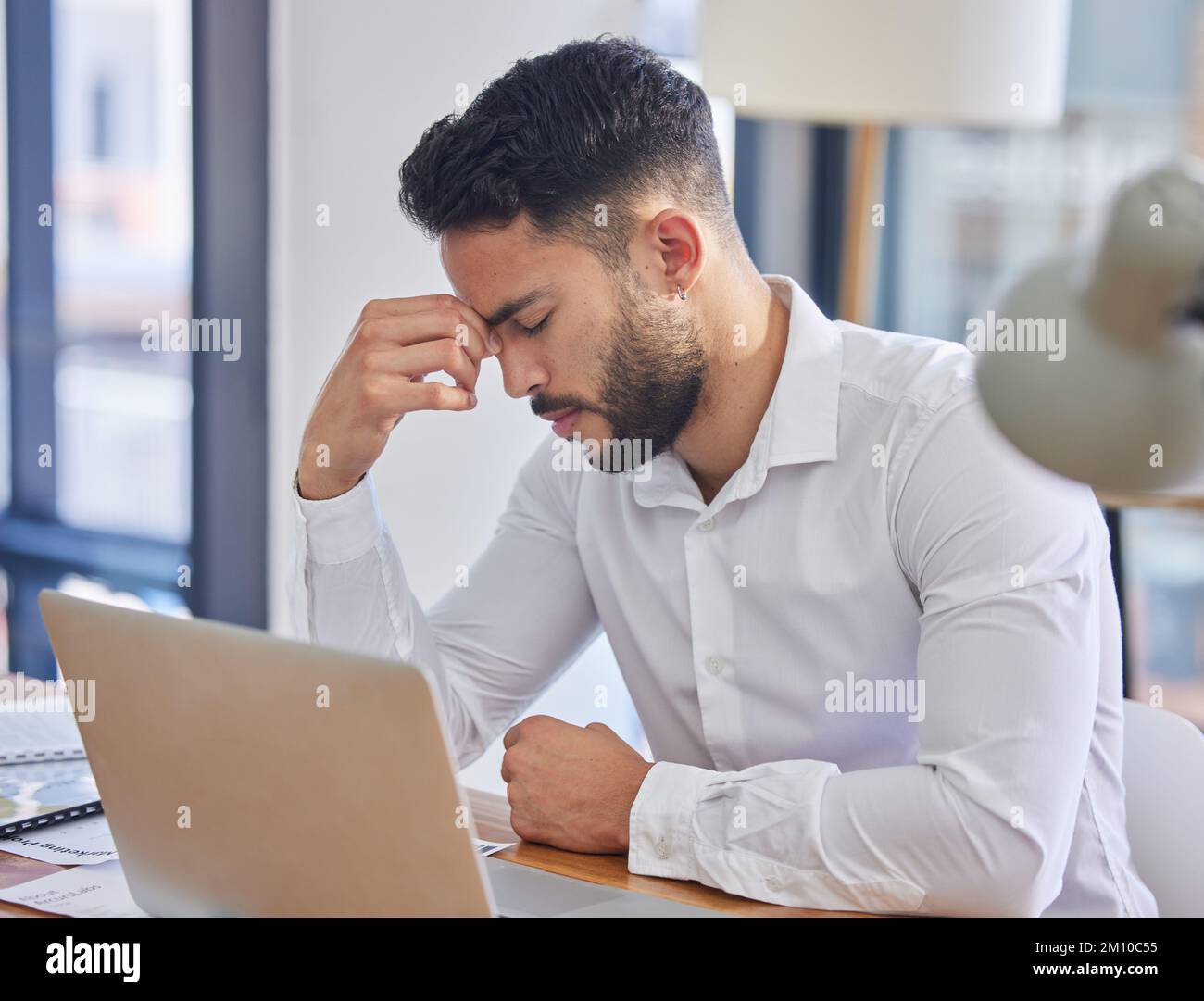 Kopfschmerzen, Geschäftsmann und Stress bei der Arbeit eines ...