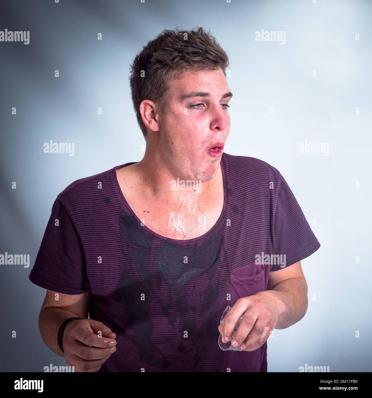 Party, betrunken und krank mit einem Mann im Studio auf grauem ...