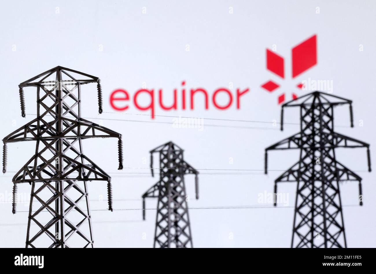 Elektrische Kraftübertragung Pylon Miniatures und Equinor Logo sind in ...