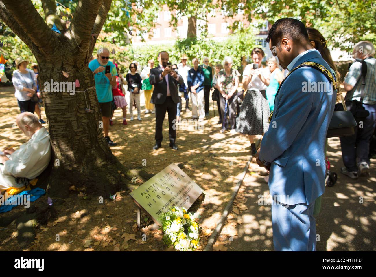 Bürgermeister von Camden, Cllr Nasim Ali, beobachtet eine Stille in der ...
