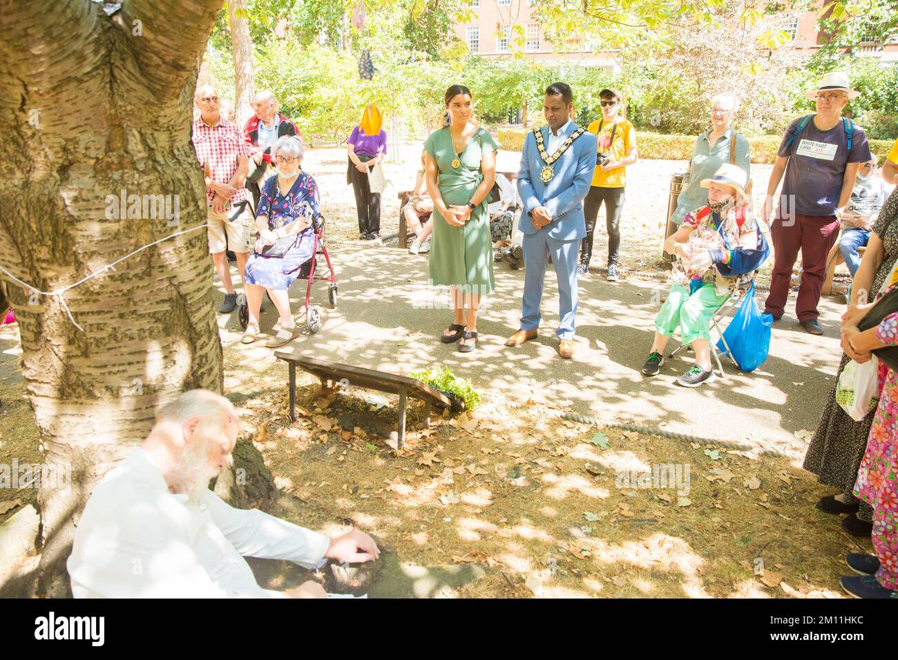 Bürgermeister von Camden, Cllr Nasim Ali, beobachtet eine Stille in der ...