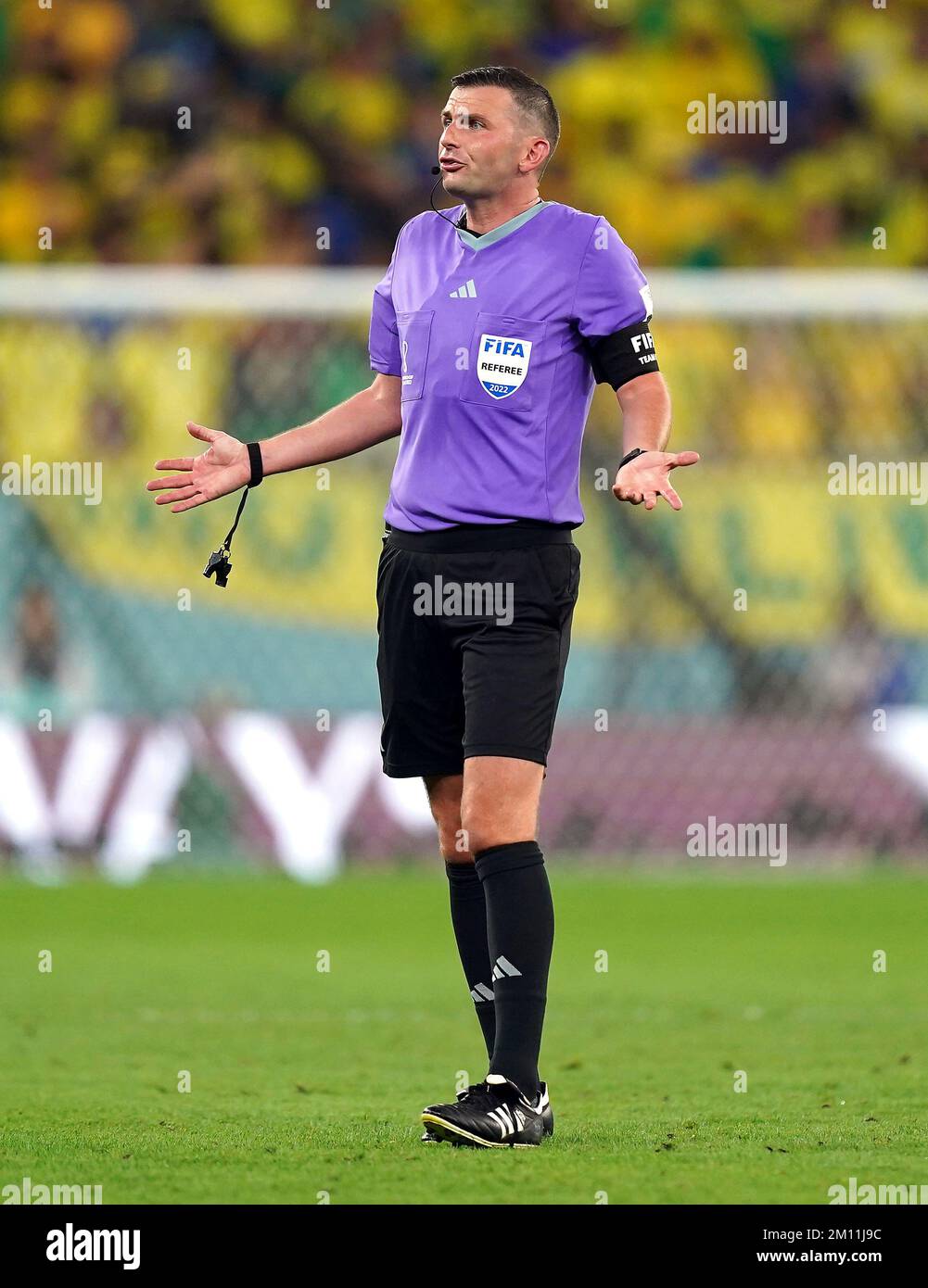Schiedsrichter Michael Oliver während des Viertelfinalspiels der FIFA ...