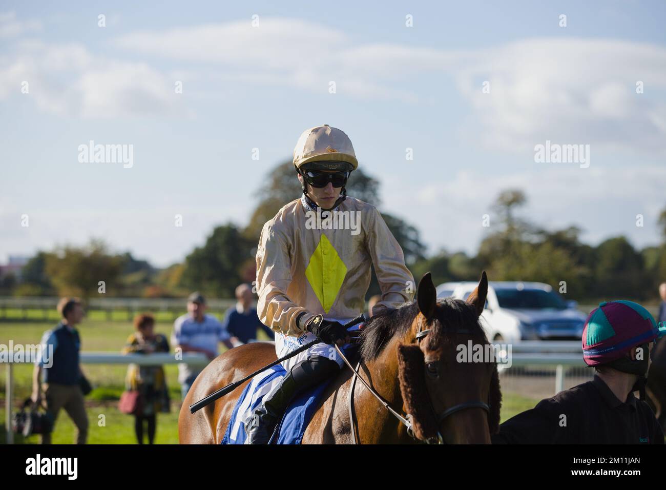 Jockey Oisin McSweeney wartet darauf, in die Starttore der York Races ...