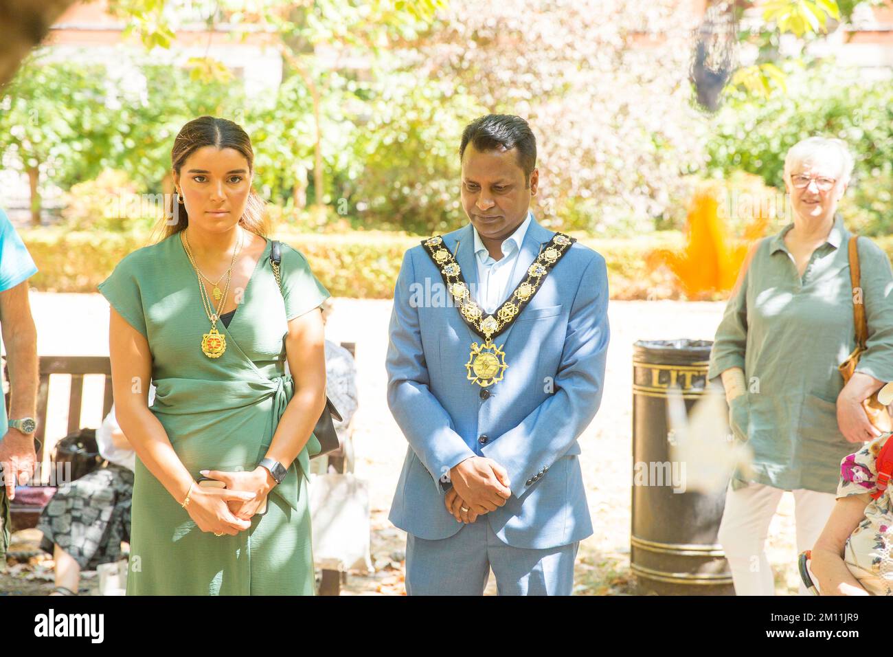 Bürgermeister von Camden, Cllr Nasim Ali, beobachtet eine Stille in der ...