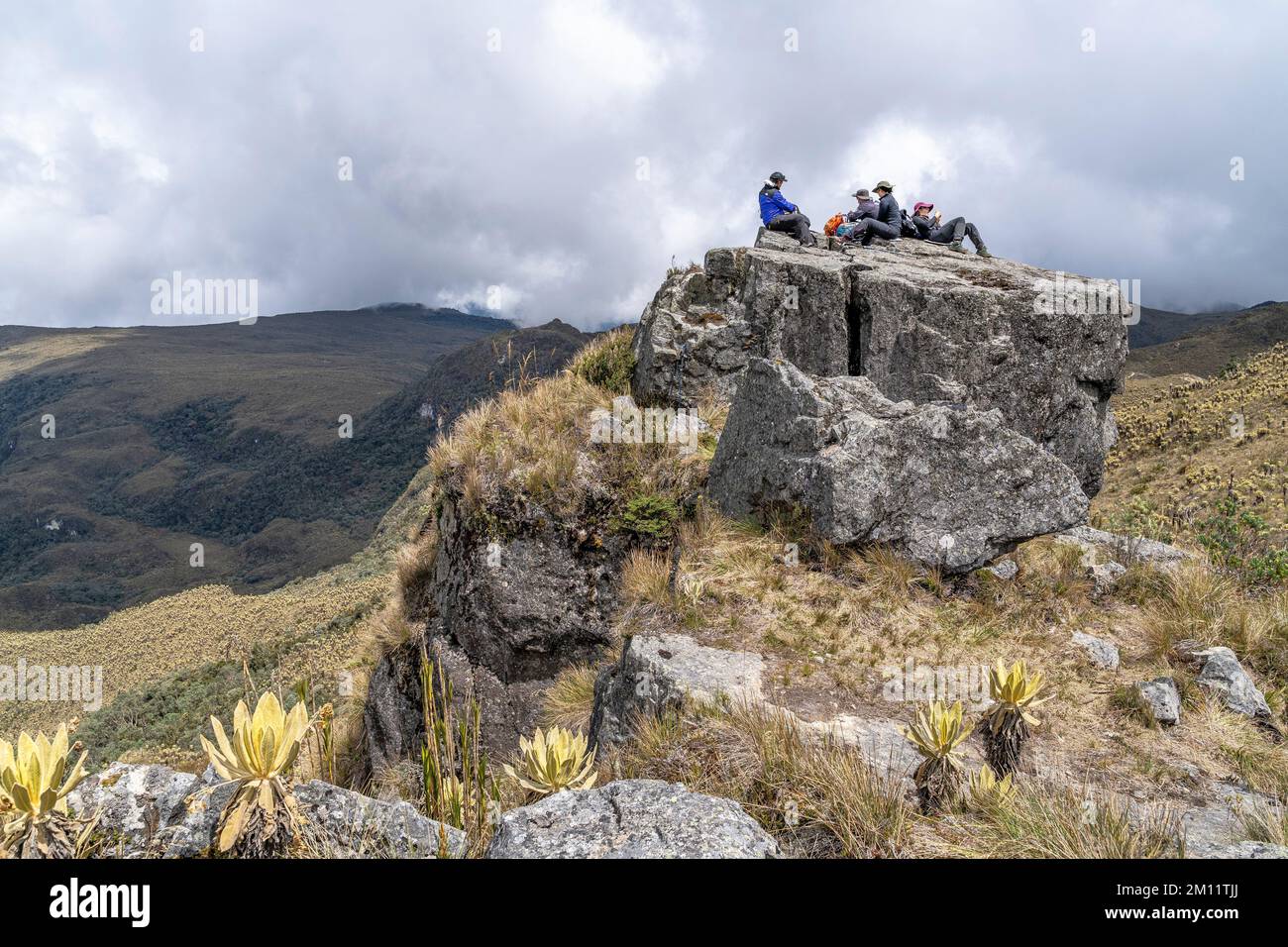 Wanderer machen pause auf boulder bei ramo del sol -Fotos und ...