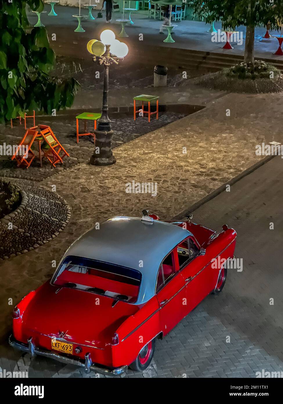 Markanter roter oldtimer im parque principal libertador -Fotos und -Bildmaterial in hoher ...