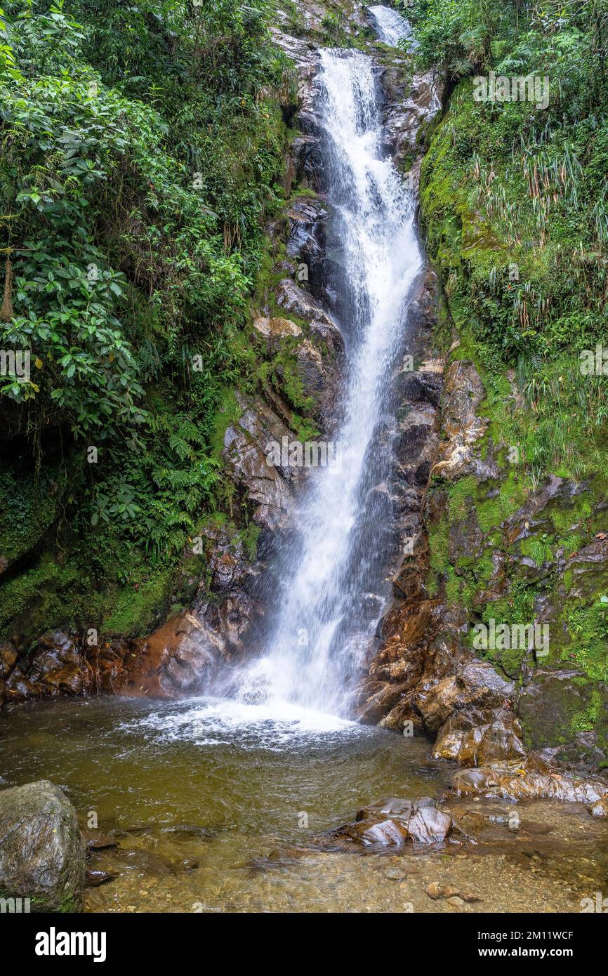 Wasserfall chorro de las campanas in quebrada la miel -Fotos und ...