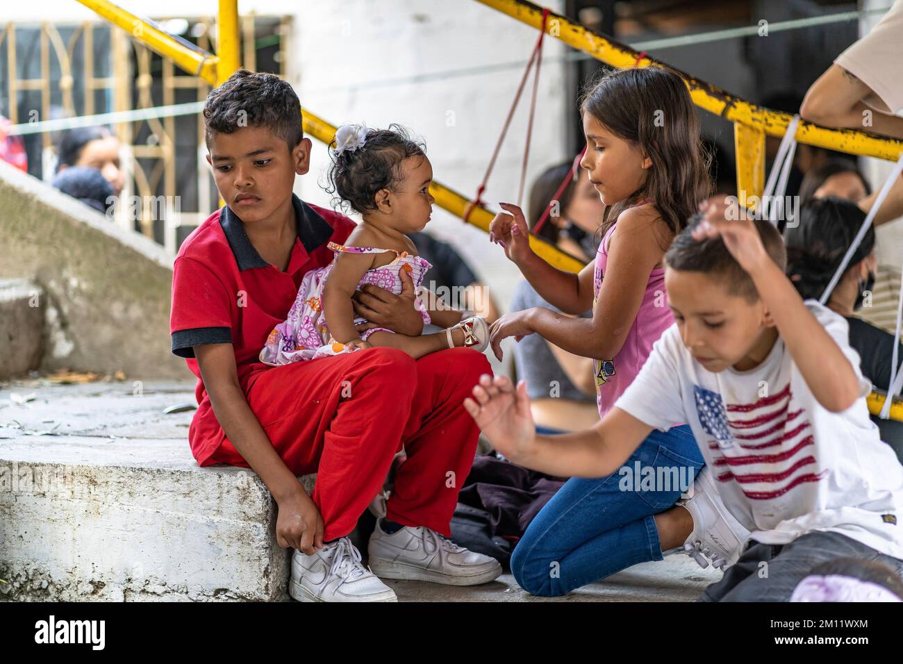Kinder im armenviertel comuna 13 -Fotos und -Bildmaterial in hoher Auflösung – Alamy