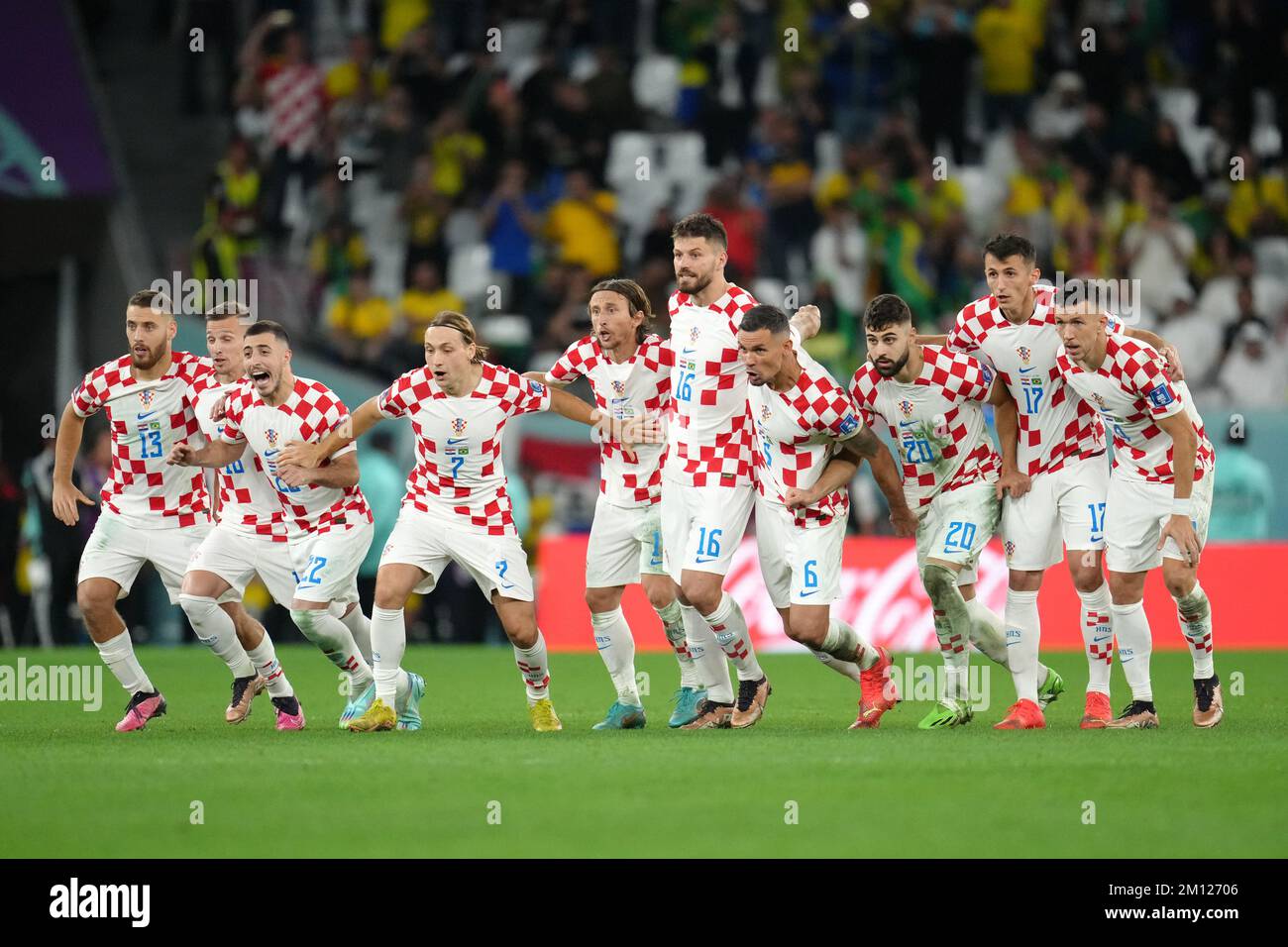 Kroatische Spieler feiern, dass brasilianische Marquinhos beim Schießen ...