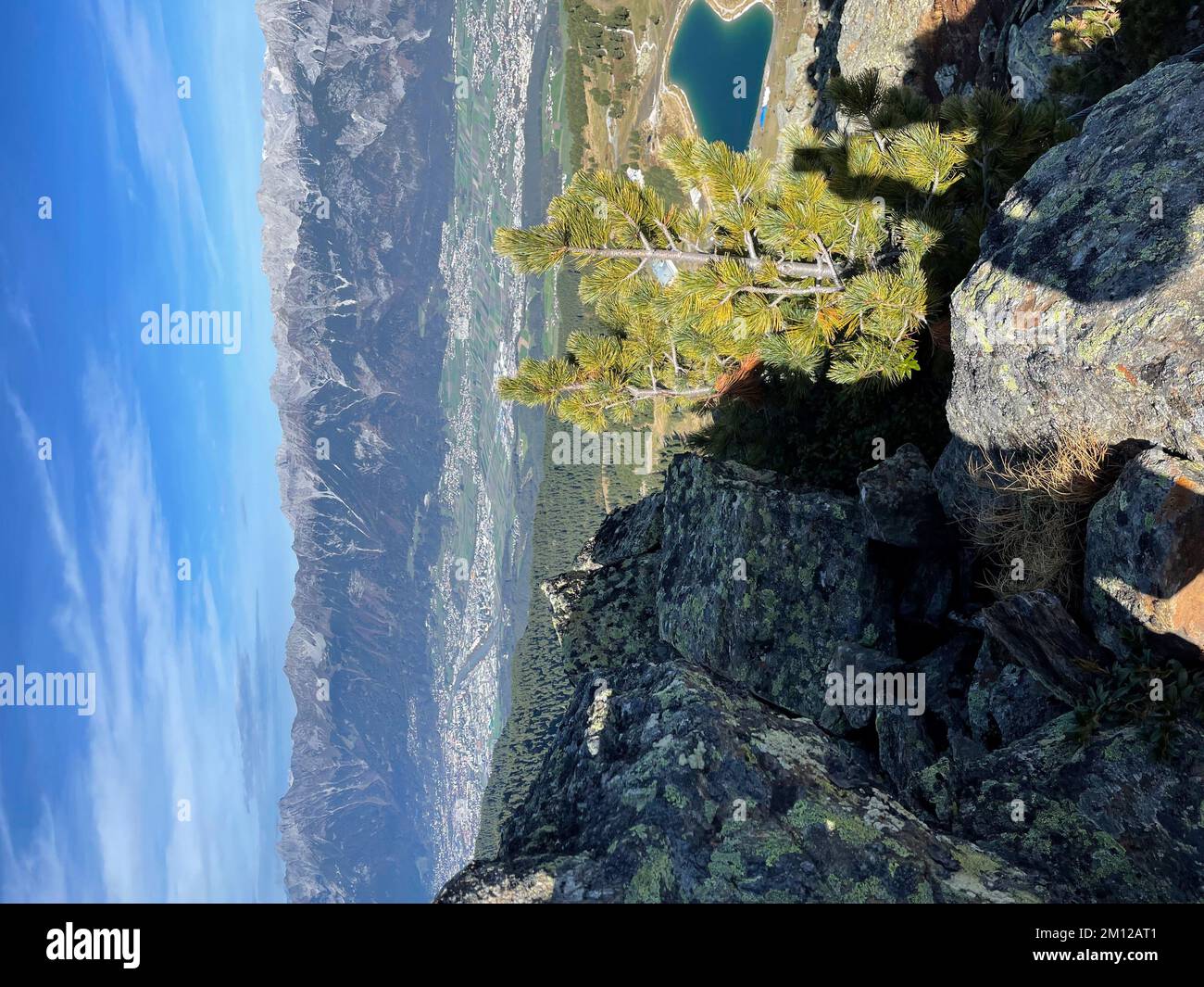 Blick auf Innsbruck und die Nordkette vom Zirbensee unter dem Glungezer ...
