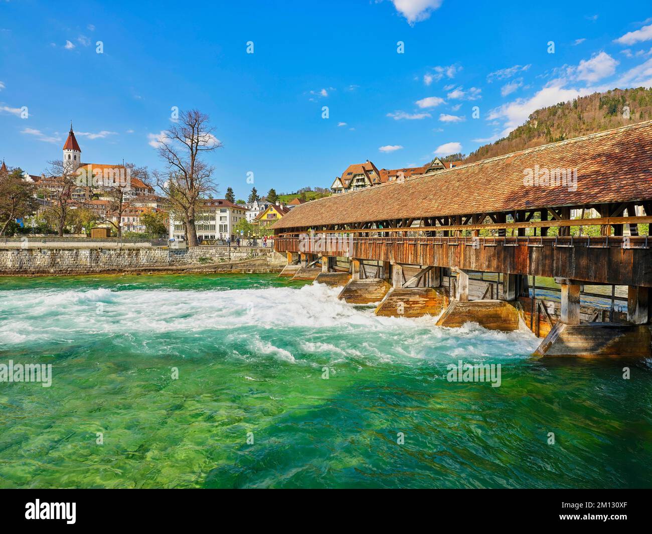 Blick über die Aare und die historische obere Schleuse, auf der ...
