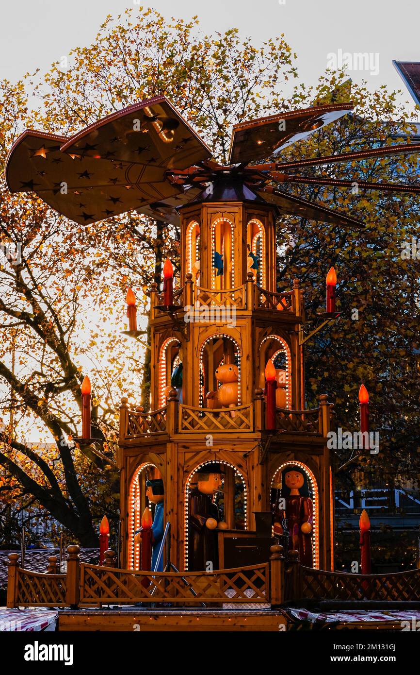 weihnachtsmarkt mit Gourmet-Pyramide am Rindermarkt in München, Bayern ...