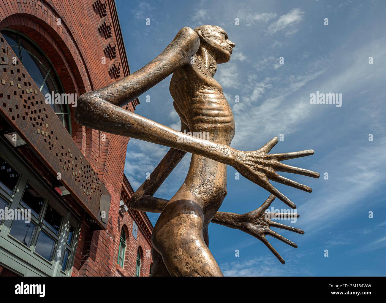 Bronzeskulptur Adam and Eve von Rolf Biebl, Kulturbrauerei im ...