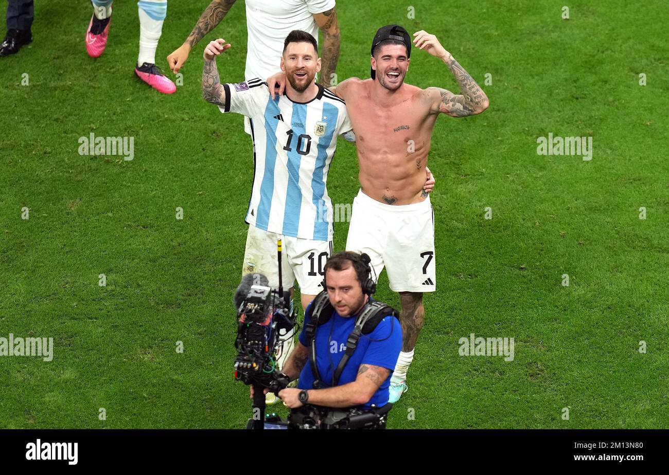 Argentiniens Lionel Messi (links) und Rodrigo Paul De feiern den Sieg ...