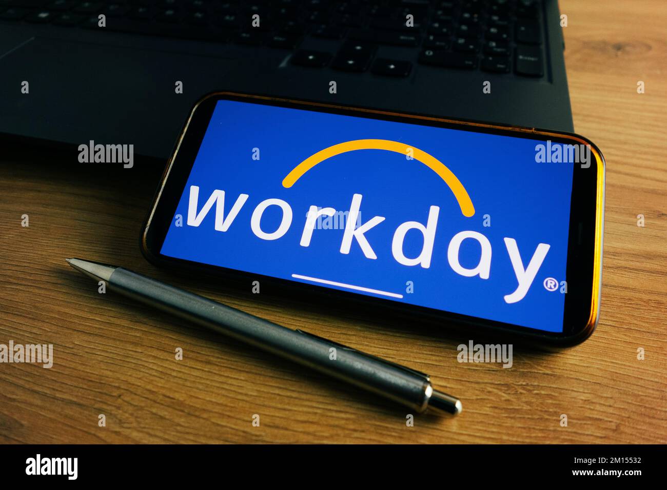 KONSKIE, POLEN - 17. September 2022: Workday Logo wird auf dem Smartphone-Bildschirm im Büro ...