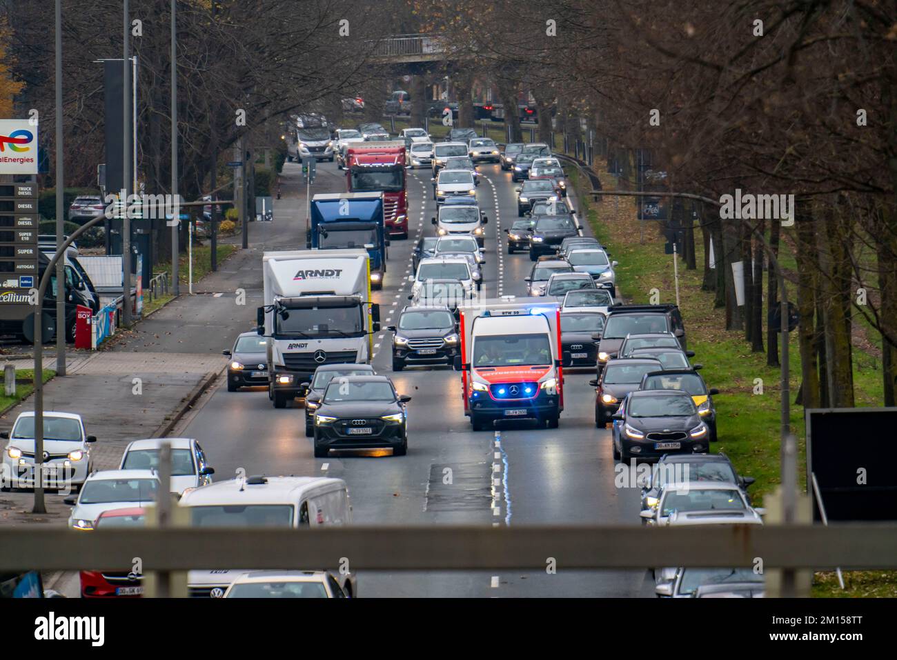 Notspur, Krankenwagen, der sich durch den Verkehr im Stadtzentrum ...
