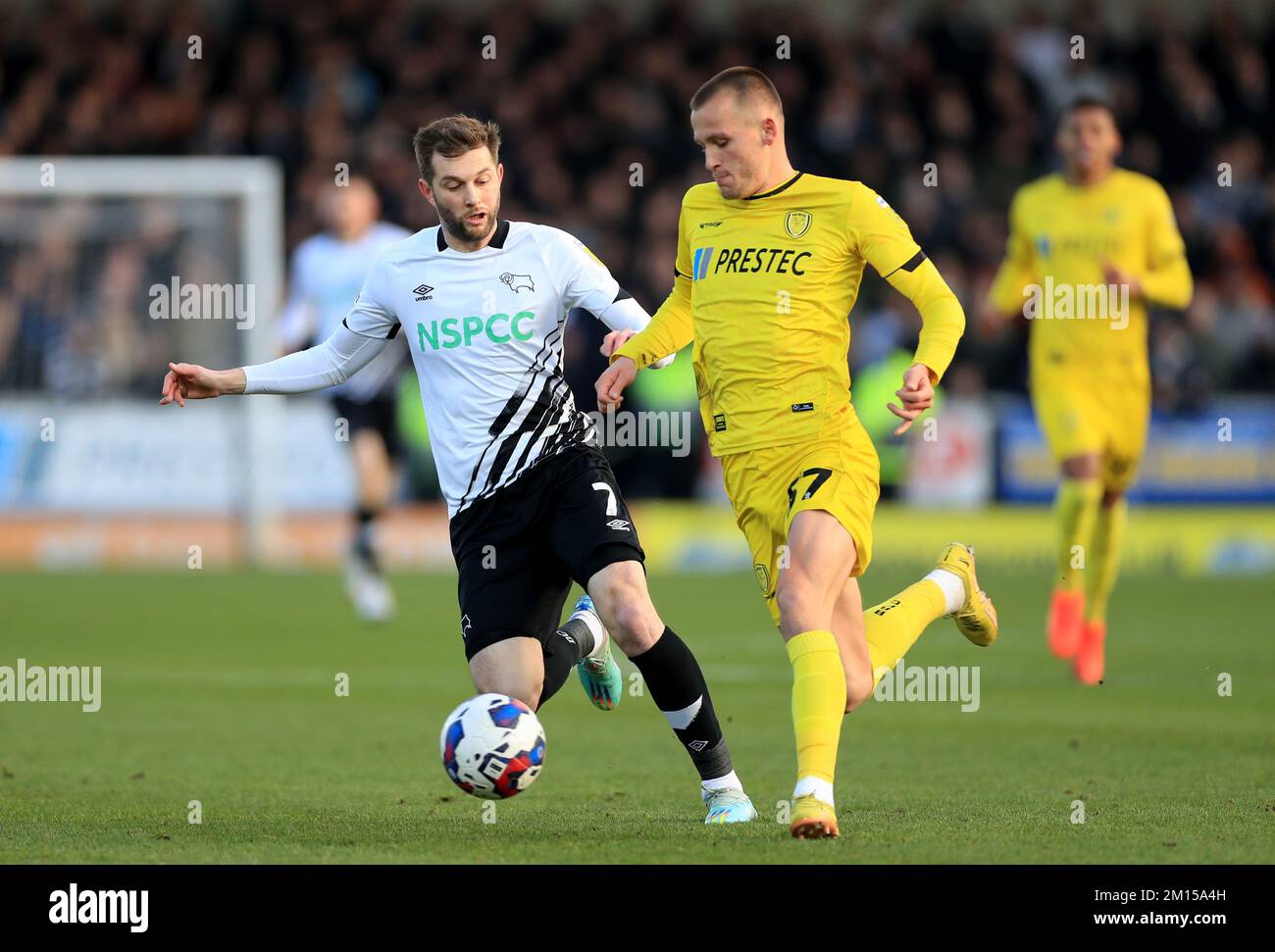 Tom Barkhuizen von Derby County (links) und Tom Hamer von Burton Albion ...