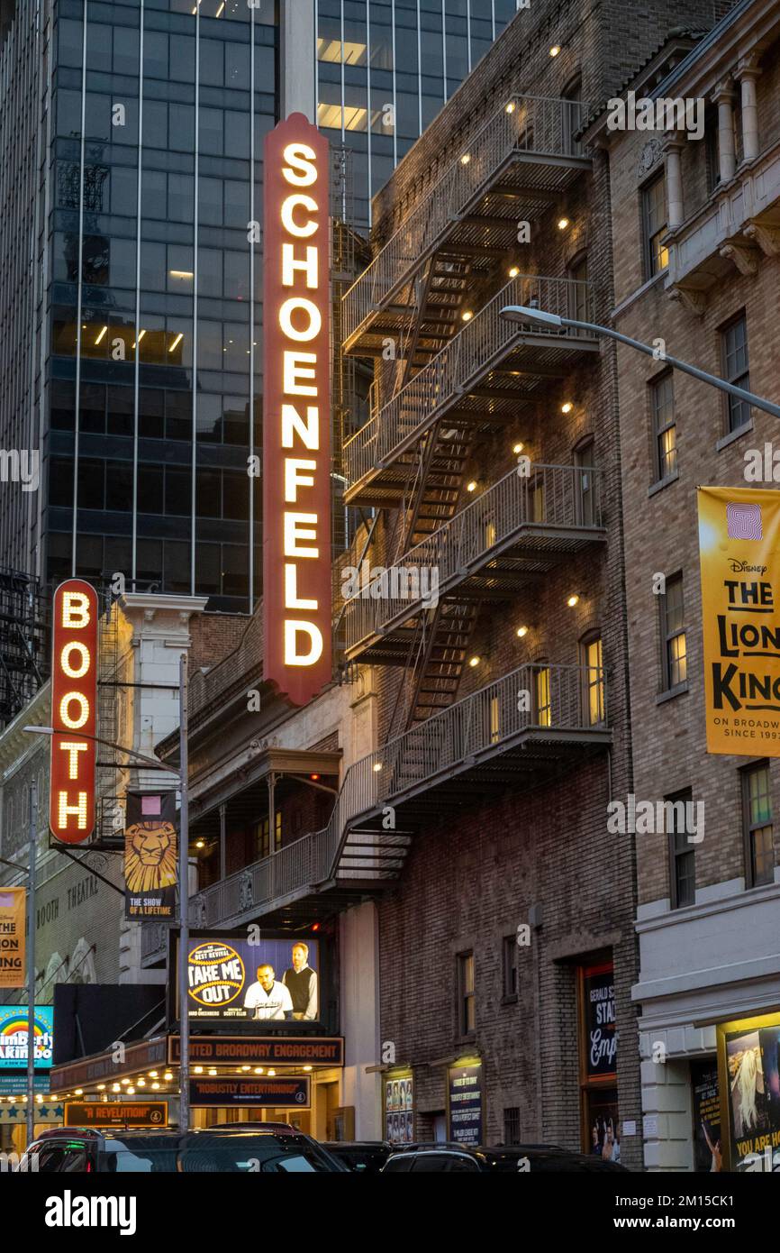 Schoenfeld Theater am Times Square mit der Werbung „Take Me Out“, New ...