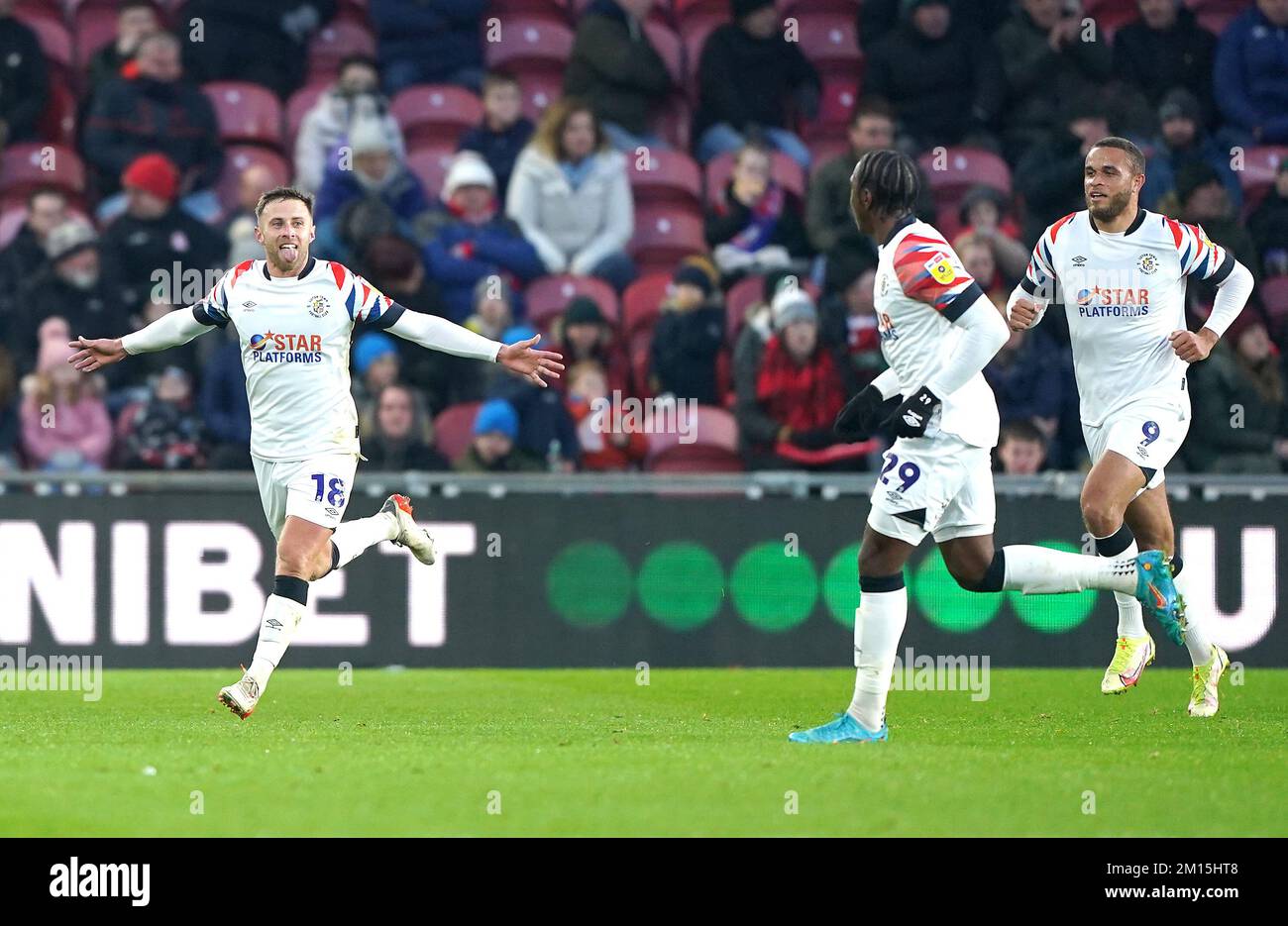 Jordan Clark (Left) von Luton Town feiert mit seinen Teamkollegen beim ...