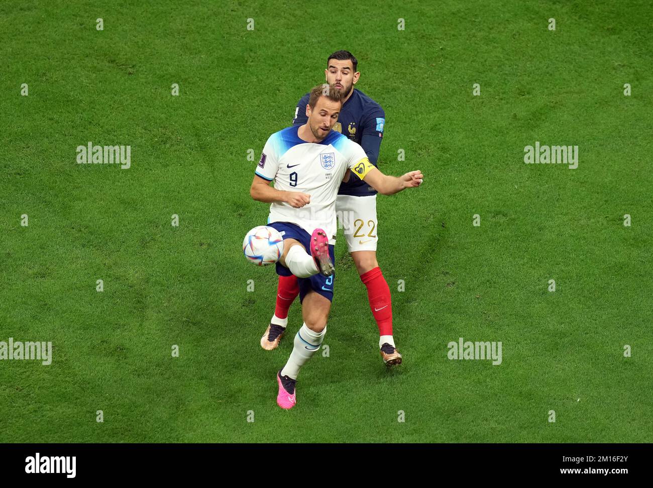 Harry Kane aus England (links) und Theo Hernandez aus Frankreich ...