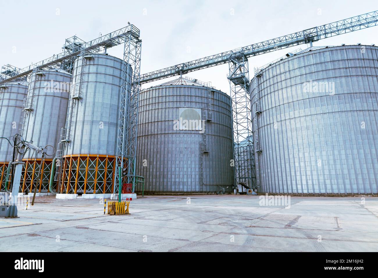 Moderner Granary-Aufzug. Silos in der Agroindustrie und ...