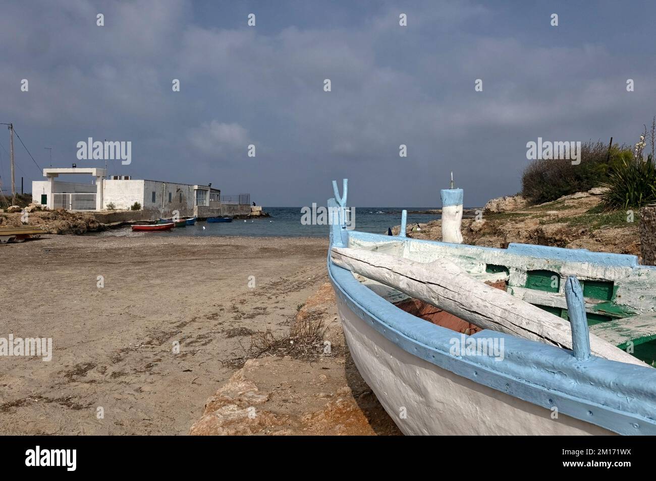 APULIEN, ITALIEN - 18. OKTOBER 2022: Kleine hölzerne Boote am Strand ...