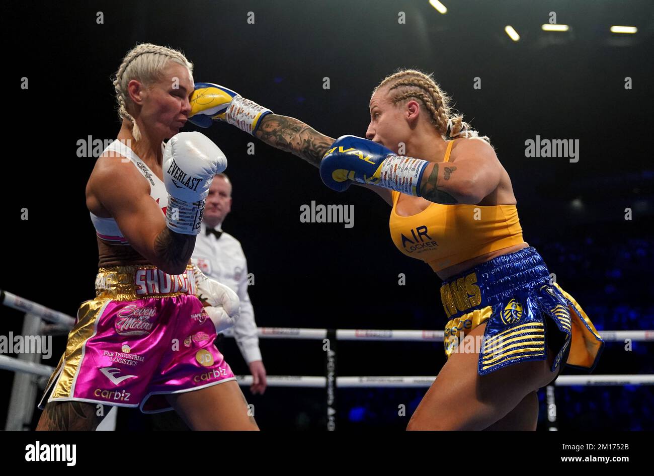 Shannon O'Connell (links) und Ebanie Bridges in Aktion bei ihrem IBF Bantamweight World Title in ...
