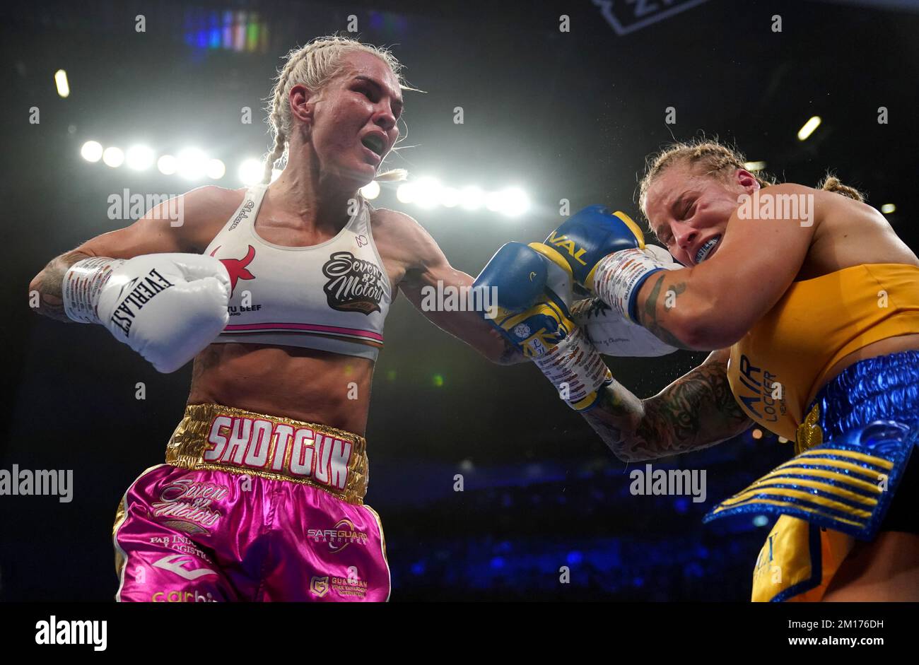 Shannon O'Connell (links) und Ebanie Bridges in Aktion bei ihrem IBF Bantamweight World Title in ...
