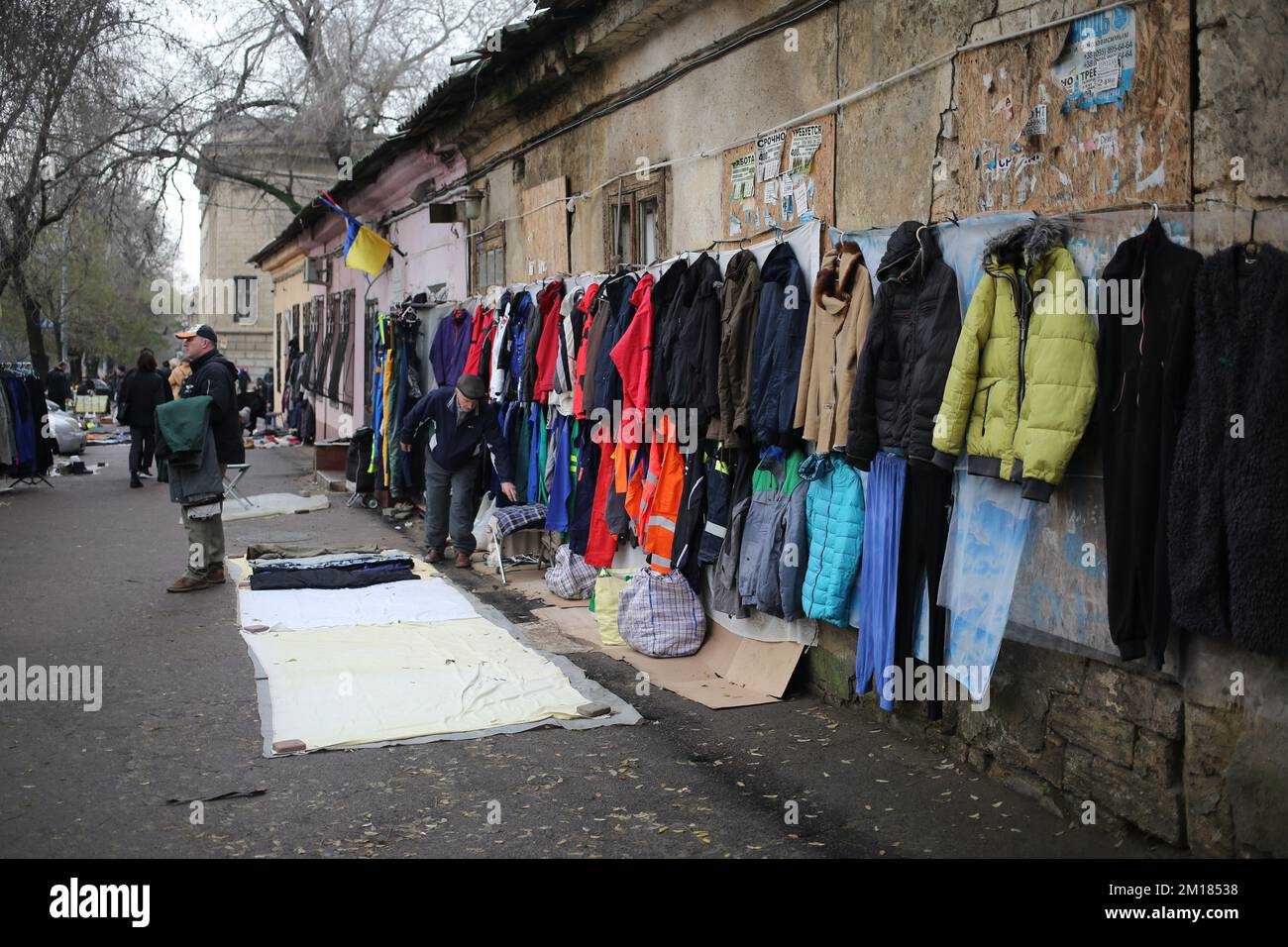 Verkaufsartikel sind auf dem Flohmarkt „Starokonka“ zu sehen. Infolge ...