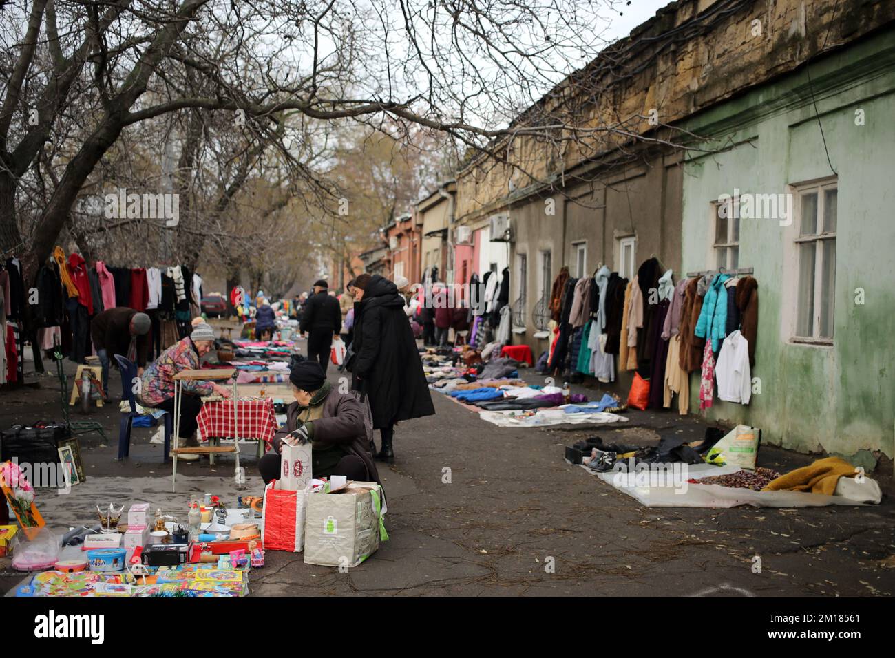 Verkaufsartikel sind auf dem Flohmarkt „Starokonka“ zu sehen. Infolge ...