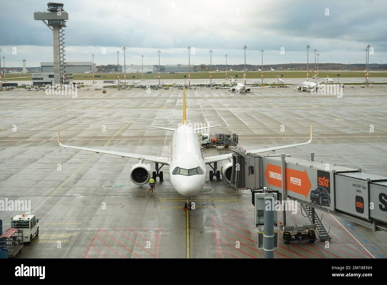 Pegasus Airline auf dem Weg nach Istanbul am Flughafen Berlin Brandenburg Stockfotografie - Alamy
